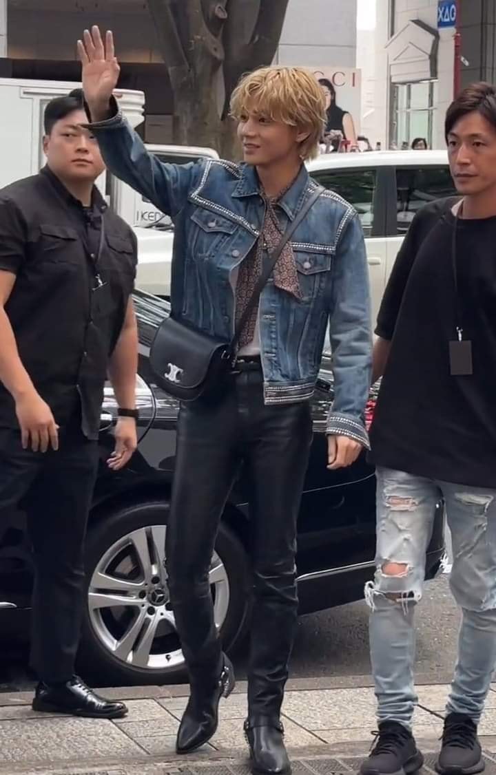 BTS Community Post - Tae tae looks gorgeous 😍