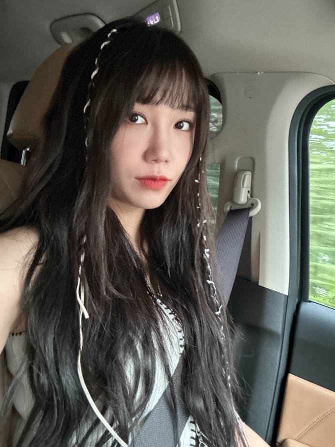 Apink Community Post 셀카찍었지롱🖤🤍 Eunji