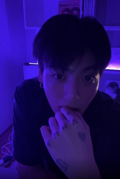 Bts 커뮤니티 포스트 어제은 바쁜데 Live와줘서 고마워요🥰 얼굴이 볼 수 있어서 기뻤어요! 오늘도 행복한 지내길 버래요🫶