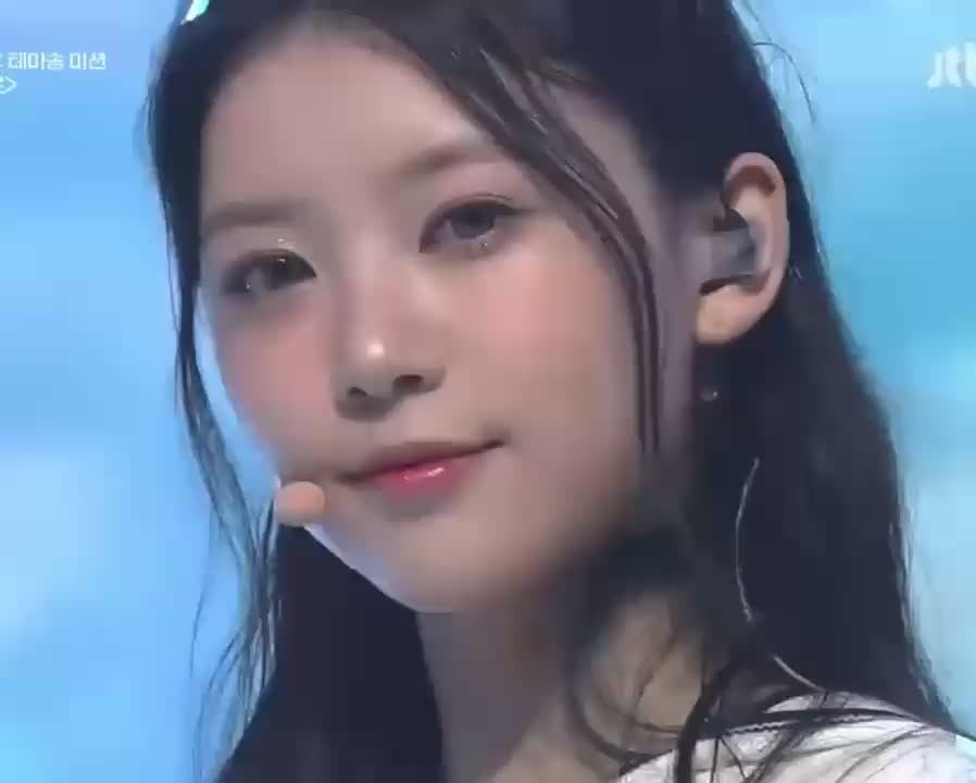 Illit Community Posts 언니 모든 사랑 받을 만해요🥺💗 행복하게 영원히 꽃길만 걷자🌷🌷🌷