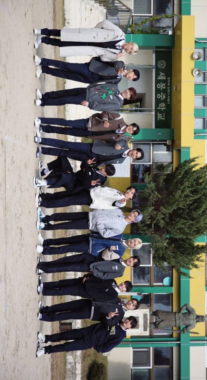 Seventeen Community Posts 가장 좋아하는 단체사진 Top 4 상당히 세븐틴스러운 사진을 좋아하는 편