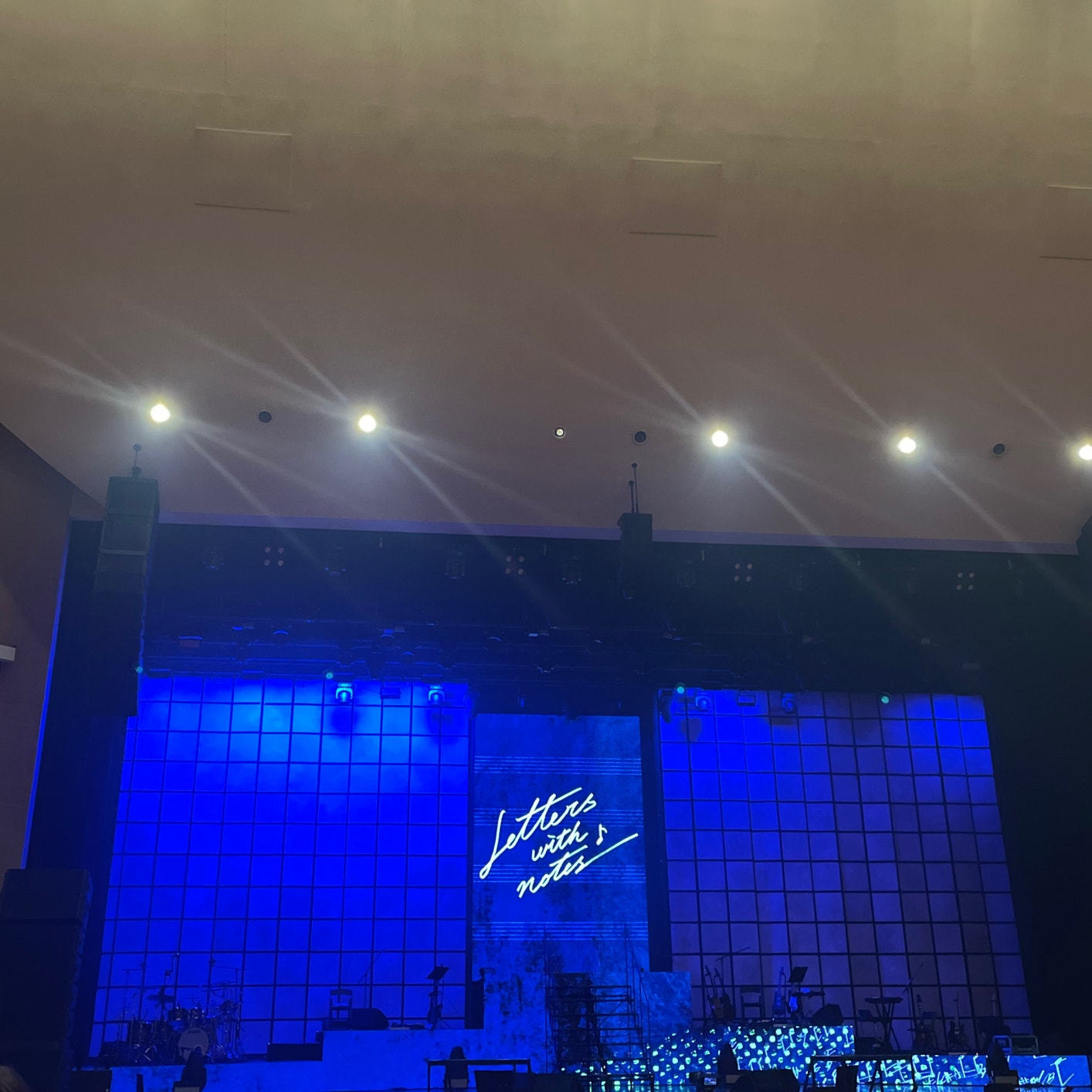Fromis9 Community Post 헐 오늘 영케이님 콘서트 갔는데 왜케 건이 닮은 사람이 있지 싶었는데 건이었음 😀