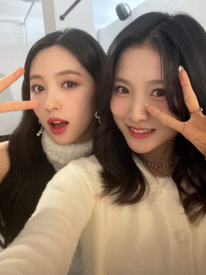 Cherry Bullet Community Posts 우리 언니 생일 축하해요오👸🏼🎉 항상 너무 고맙고 앞으로도 좋은 주억