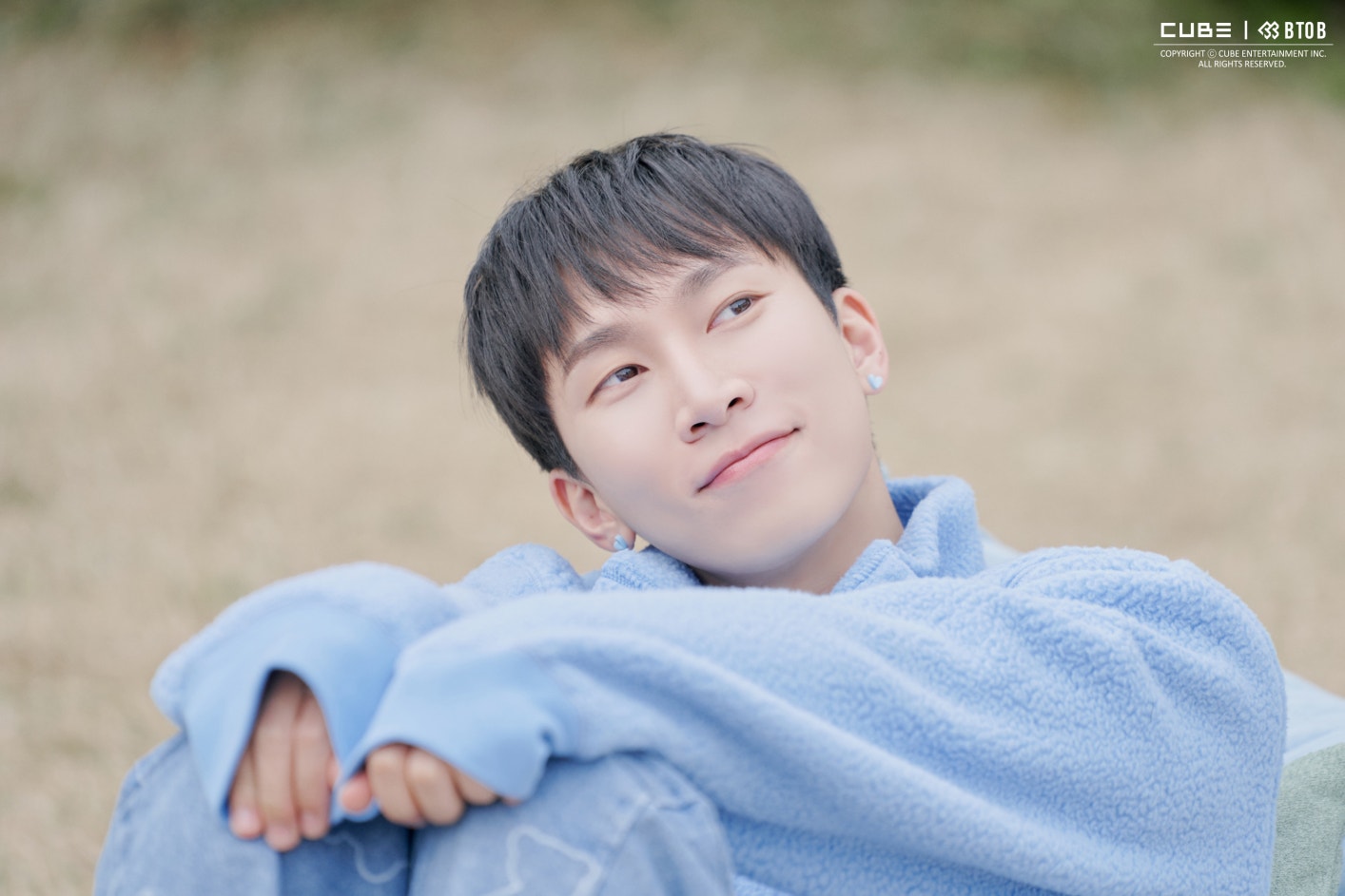 BTOB Community Post - 광냥이 고독방에 올라온 사진💙 서응가.. 손꾸락마저 너무 귀여워ㅠㅠㅠ 고앵이 앞발 아니냐궁!!😻🍀 월요팅 요정도 월요일 파이팅이야