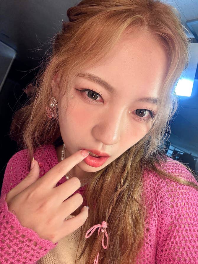 Rocket Punch Community Posts 켓치를 위한 셀카 붐☺️🩷 Sohee
