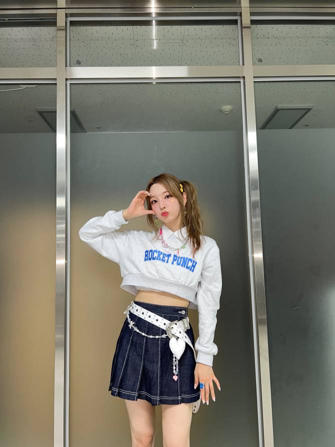 Rocket Punch Community Posts 켓치들 오늘두 붐 달려보쟈💥 Yeonhee