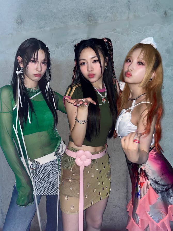Rocket Punch Community Post 다크서이드 사진 Boooom💣🖤 오늘도 켓치와 바쌰😀 비 오니까
