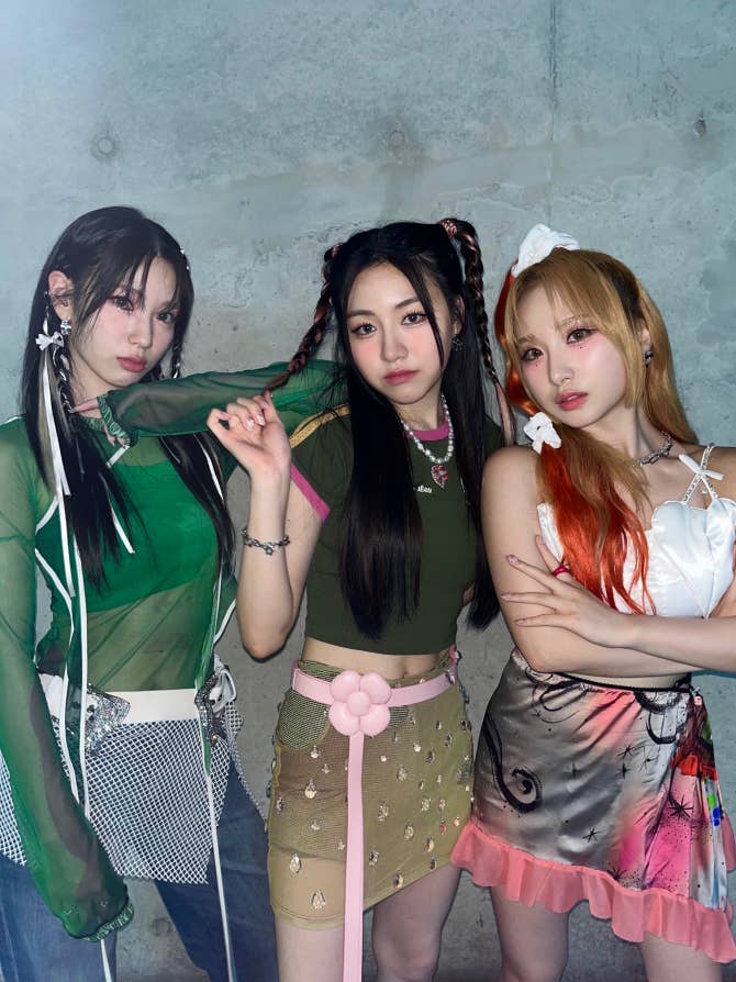 Rocket Punch Community Post 다크서이드 사진 Boooom💣🖤 오늘도 켓치와 바쌰😀 비 오니까
