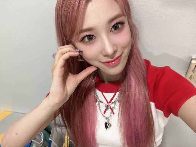 Rocket Punch Community Post 쇼챔피언도 완료🩷