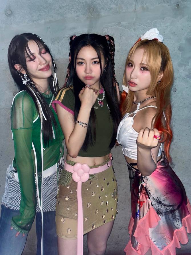 Rocket Punch Community Post 다크서이드 사진 Boooom💣🖤 오늘도 켓치와 바쌰😀 비 오니까