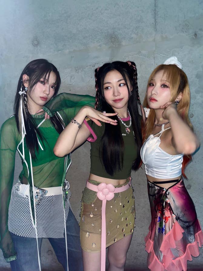 Rocket Punch Community Post 다크서이드 사진 Boooom💣🖤 오늘도 켓치와 바쌰😀 비 오니까