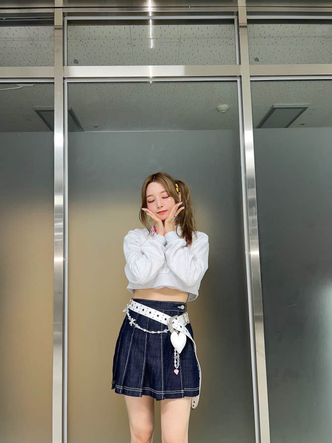 Rocket Punch Community Posts 켓치들 오늘두 붐 달려보쟈💥 Yeonhee