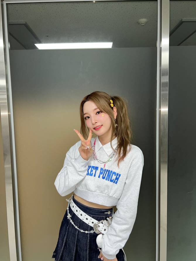 Rocket Punch Community Posts 켓치들 오늘두 붐 달려보쟈💥 Yeonhee