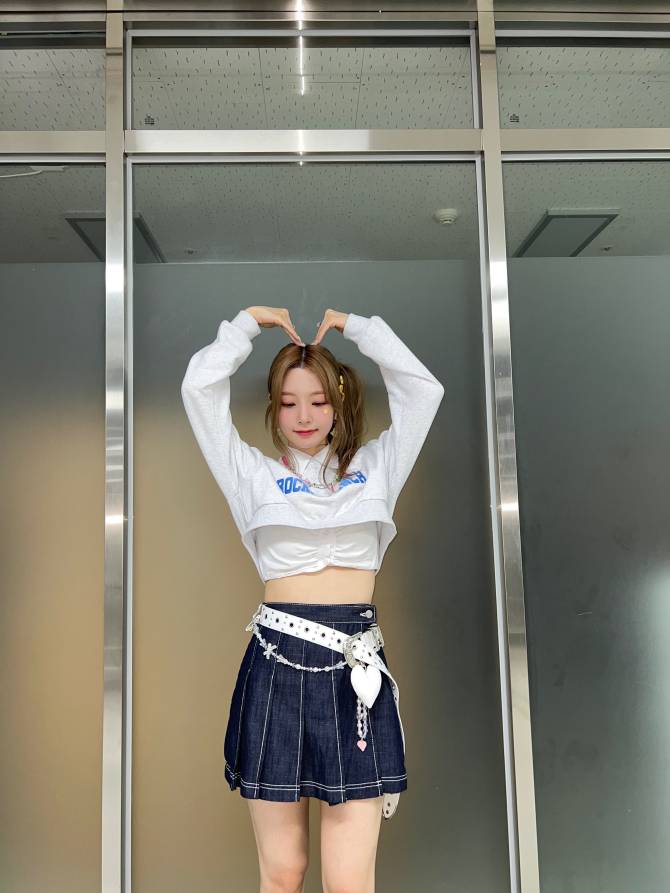 Rocket Punch Community Posts 켓치들 오늘두 붐 달려보쟈💥 Yeonhee