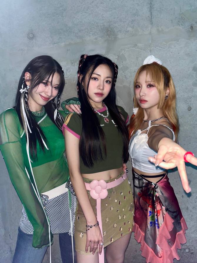 Rocket Punch Community Post 다크서이드 사진 Boooom💣🖤 오늘도 켓치와 바쌰😀 비 오니까