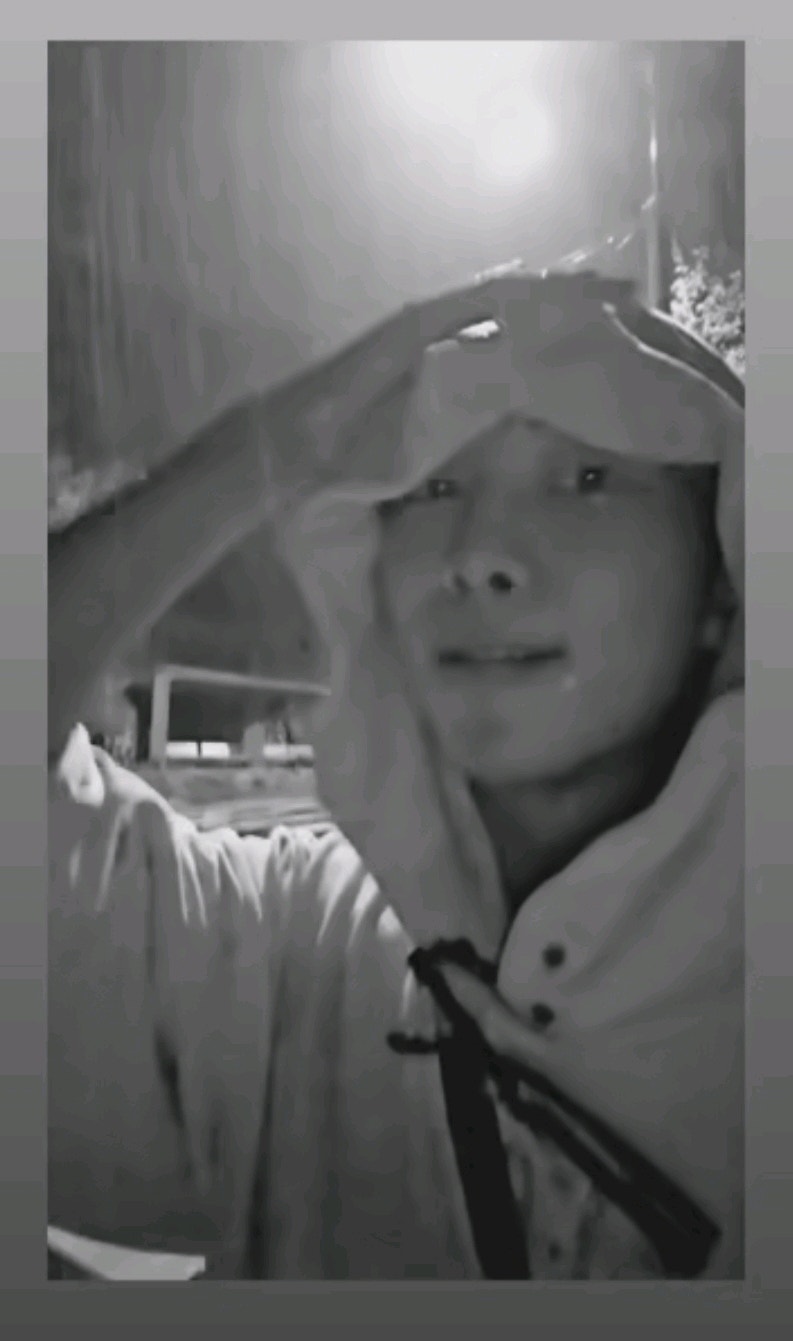 Bts Community Posts ナムさん 雨の中で笑うあなたを見たら 苦手だった雨も少しだけ好きになれました。 些細な事もマイナス