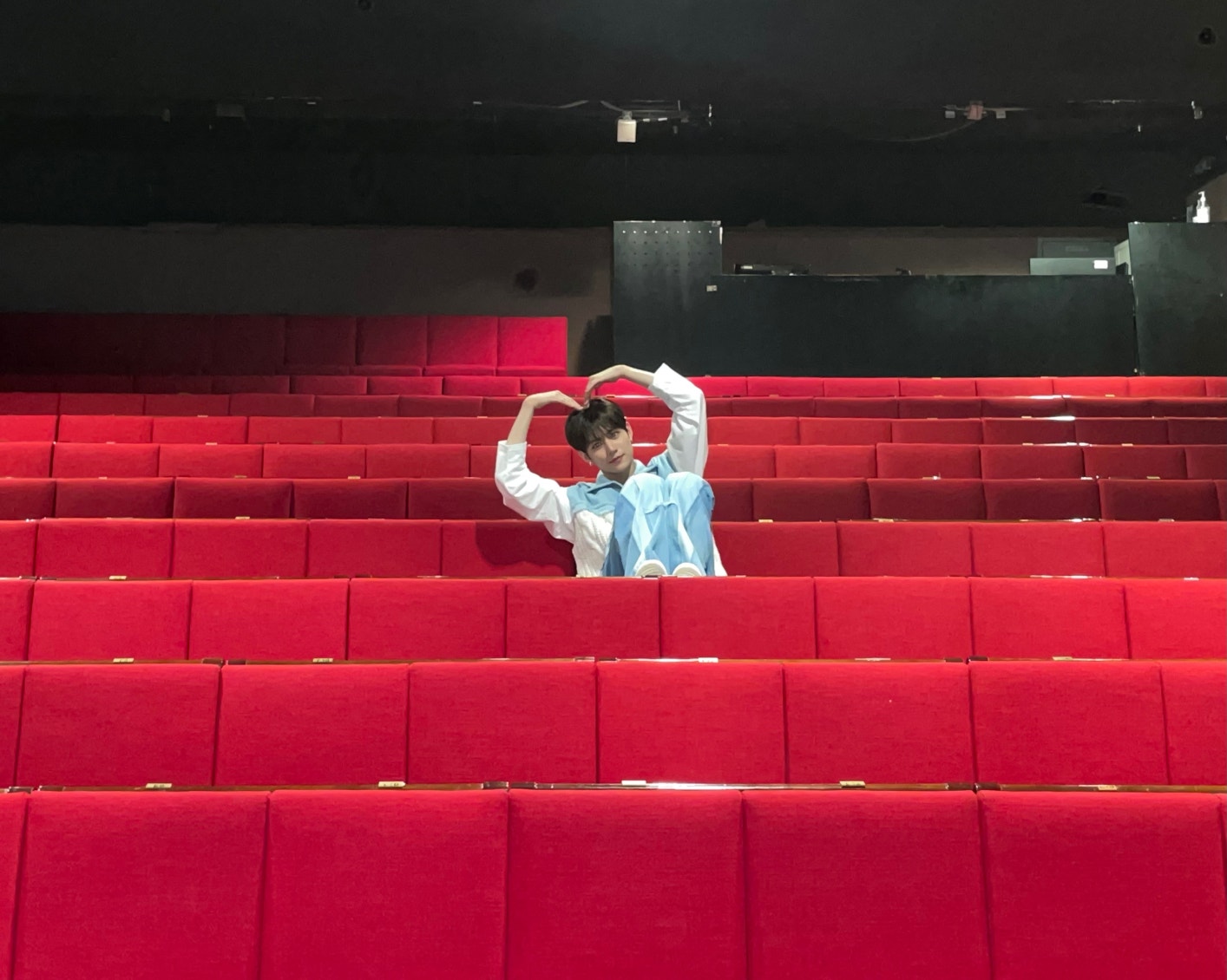 Lun8 Community Post 오래 기다리신 팬분들도 계시다고 들었는데요 비도 많이 오고 습하고 덥구 춥구 그랬을 텐데