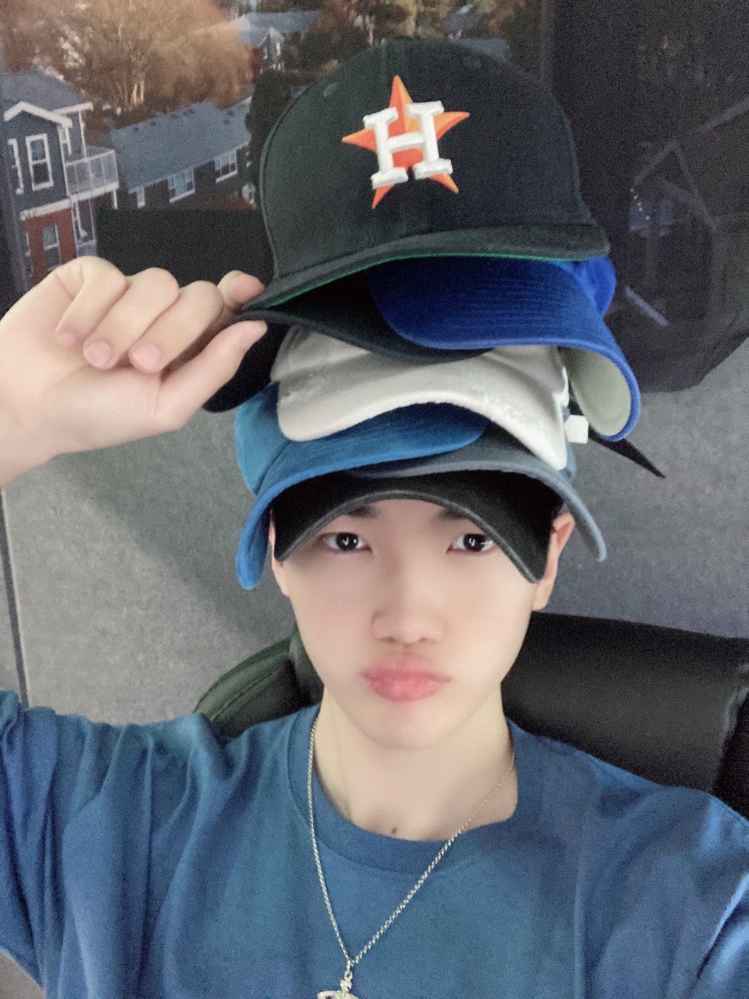 Atbo 커뮤니티 포스트 빈이한테 말 안 하고 빈이 모자로 탑 쌓기😚🧢 김연규