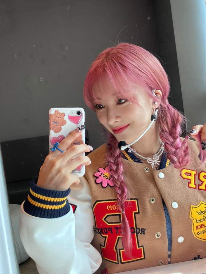 Rocket Punch Community Posts 앞머리야 반가워 그리고 ‘boom 안녕🥹 Yunkyoung