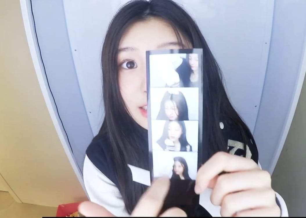 ILLIT Community Posts - ILLIT members doing their must-do poses for their 4 cut photos while ...