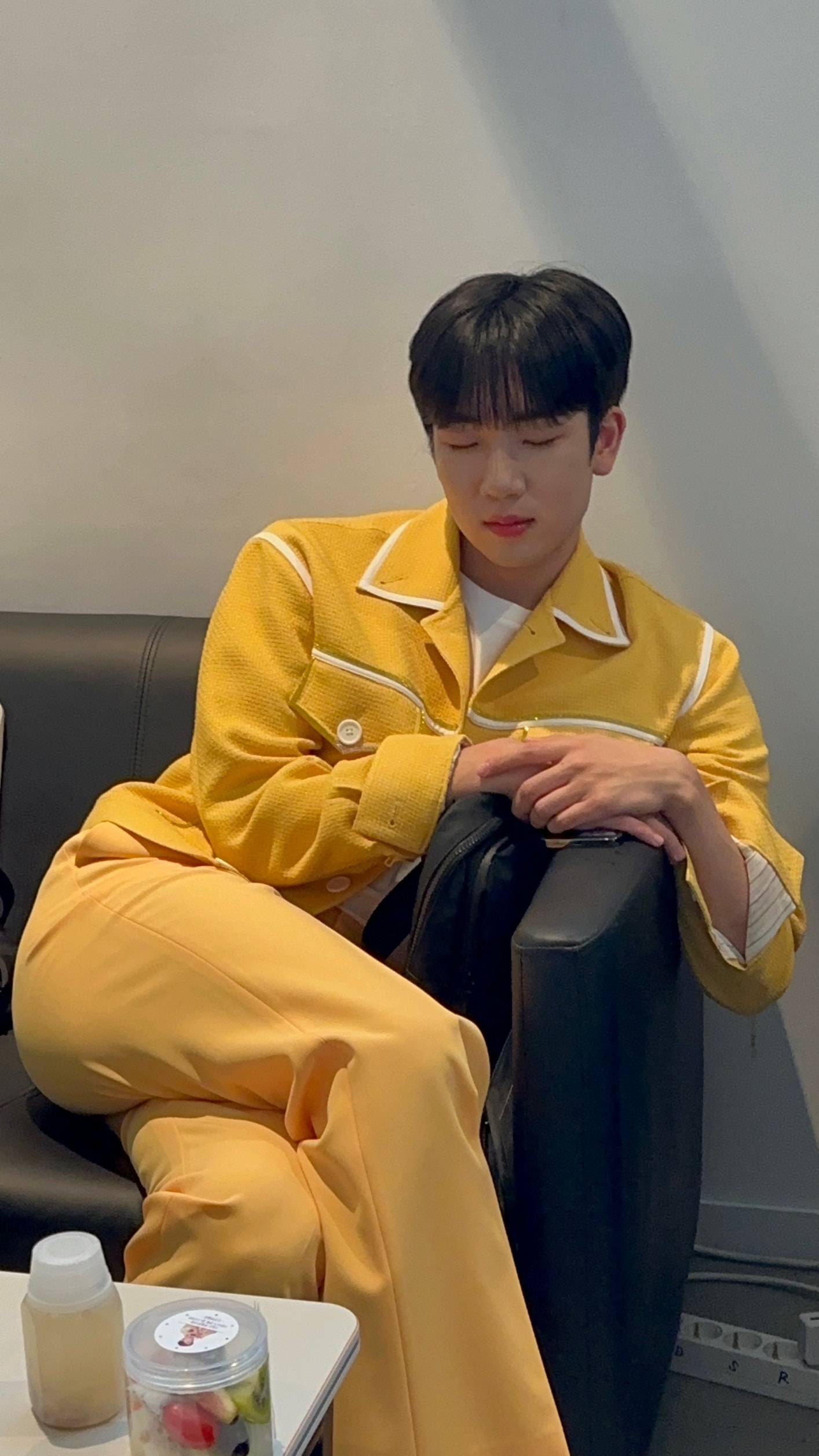 CHOI SOO HO Community Post - 촬영 쉬는 시간에 쪽잠 자는 수호 .. >