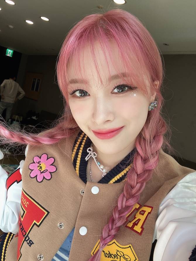 Rocket Punch Community Post 좀 이따 펜밤라 듣기 🩷 Yunkyoung