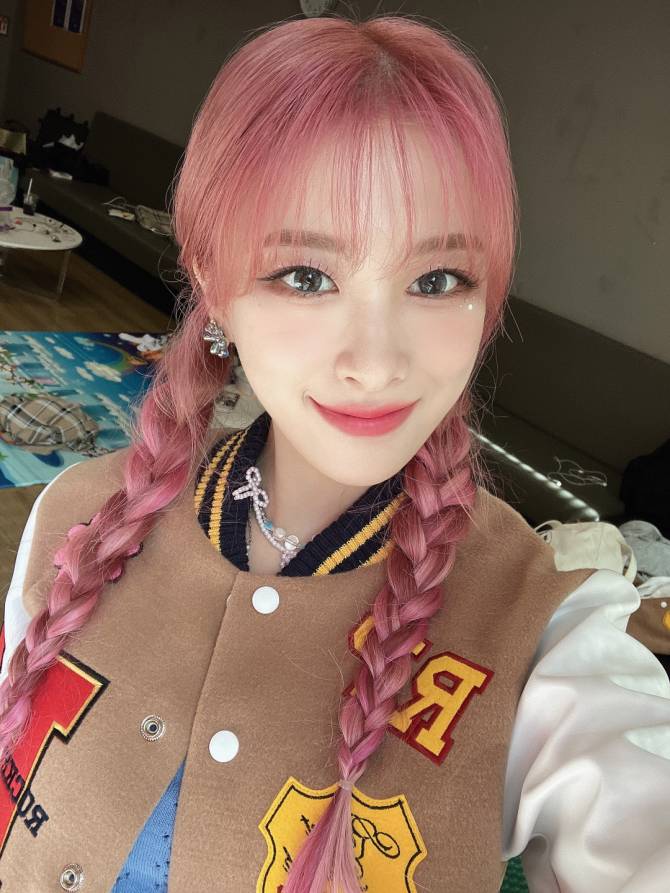 Rocket Punch Community Post 좀 이따 펜밤라 듣기 🩷 Yunkyoung