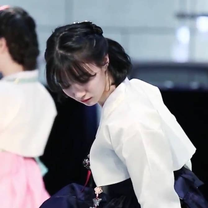 Oh My Girl Community Posts 가장 밝은 달은 언제나 떠있어🌕 추석의 유빈 O Clock💜 아무리