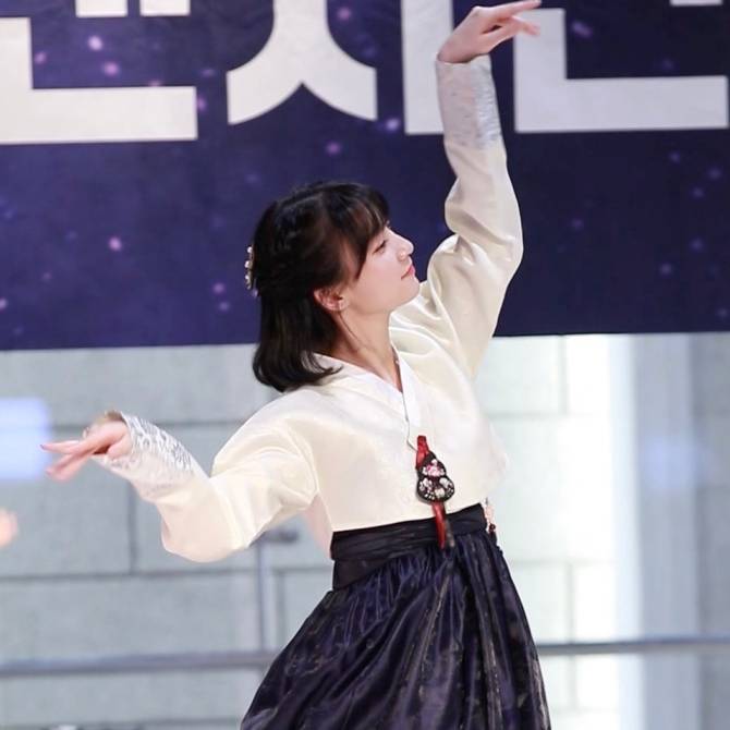 Oh My Girl Community Posts 가장 밝은 달은 언제나 떠있어🌕 추석의 유빈 O Clock💜 아무리
