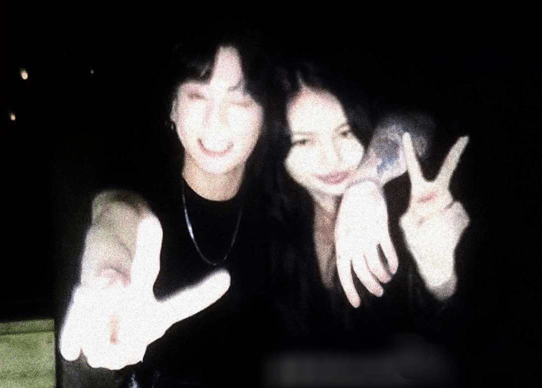 BTS Community Post - I'm not liskook shipper. But the picture is 💘🖤💜🇧🇩