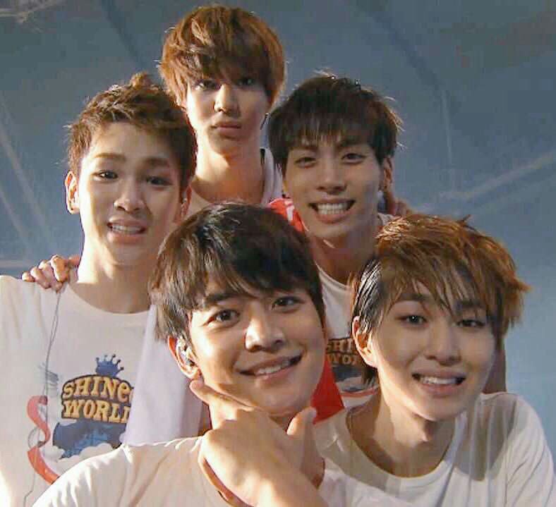 SHINee Community Post - 지금쯤이면 한창 일본 공연 하고 있겠네요~ 샤이니 콘서트는 올콘이 답인데 !!! 연속으로 해도 그게 같은 콘서트가 아니라 오늘 ...