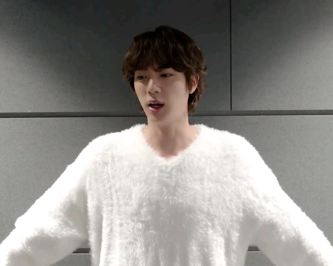 BTS 커뮤니티 포스트 - GIVE THE STYLIST WHO STYLED HIM A 100% RAISE ASAP!! # ...