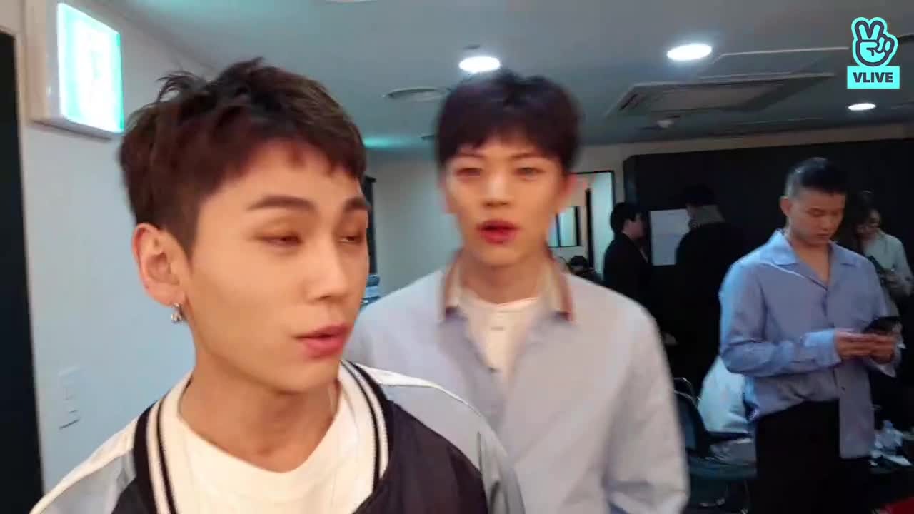 일훈이의 비투비 대기실 습격 현장2😃