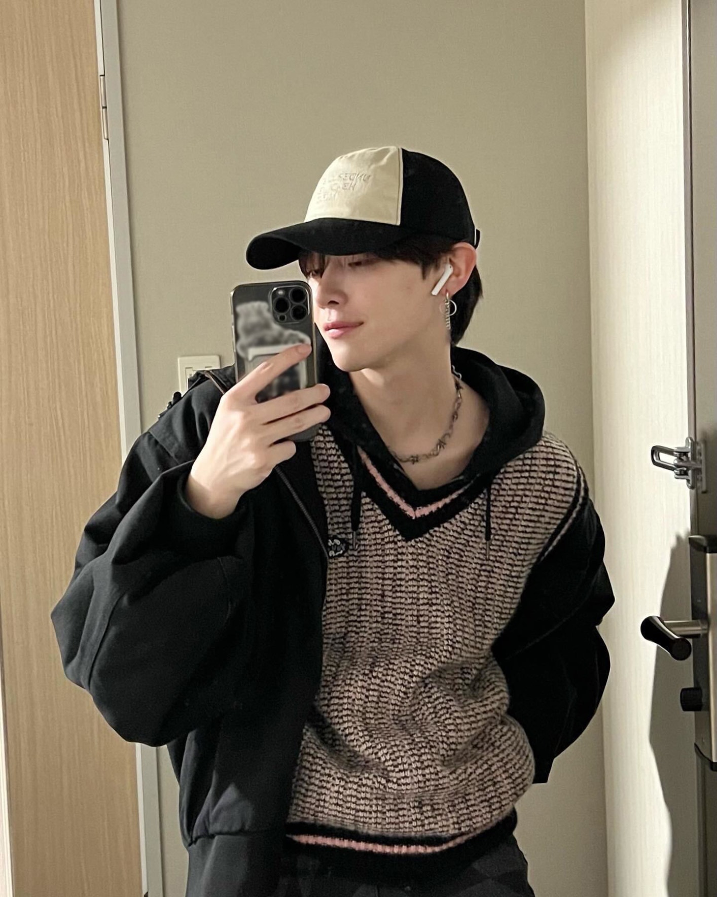 &TEAM Community Post - weverseから通知きて開いた時にこの写真出てきた時の破壊力ハンパないね💘🤯 ファッションから写真の取り方まで全部かっこよすぎて一気にテンション ...