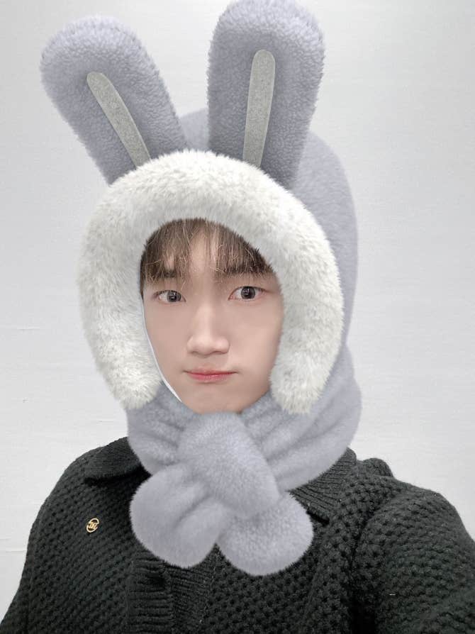 Atbo Community Post 토끼들과 함께~ 토뀨 잘 어울리나요🐰🤍 Kimyeonkyu