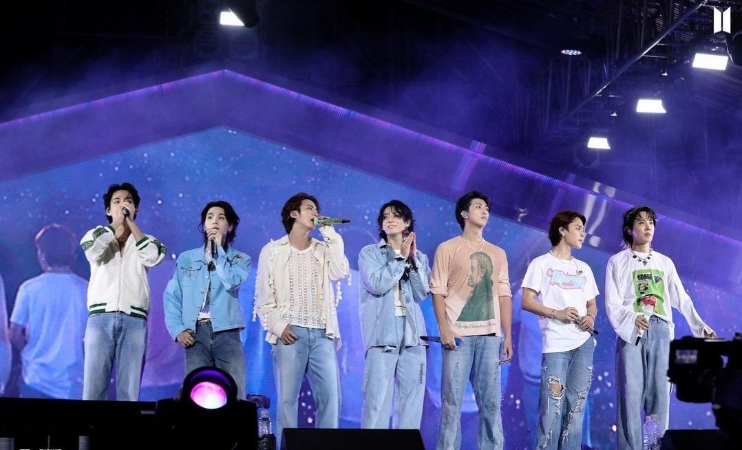 BTS Community Post - J-4 pour le concert yet to Come a busan au cinéma trop hâte 🤩💜🇨🇵💙 🦋🦋🦋🦋🦋🦋🦋 # ...