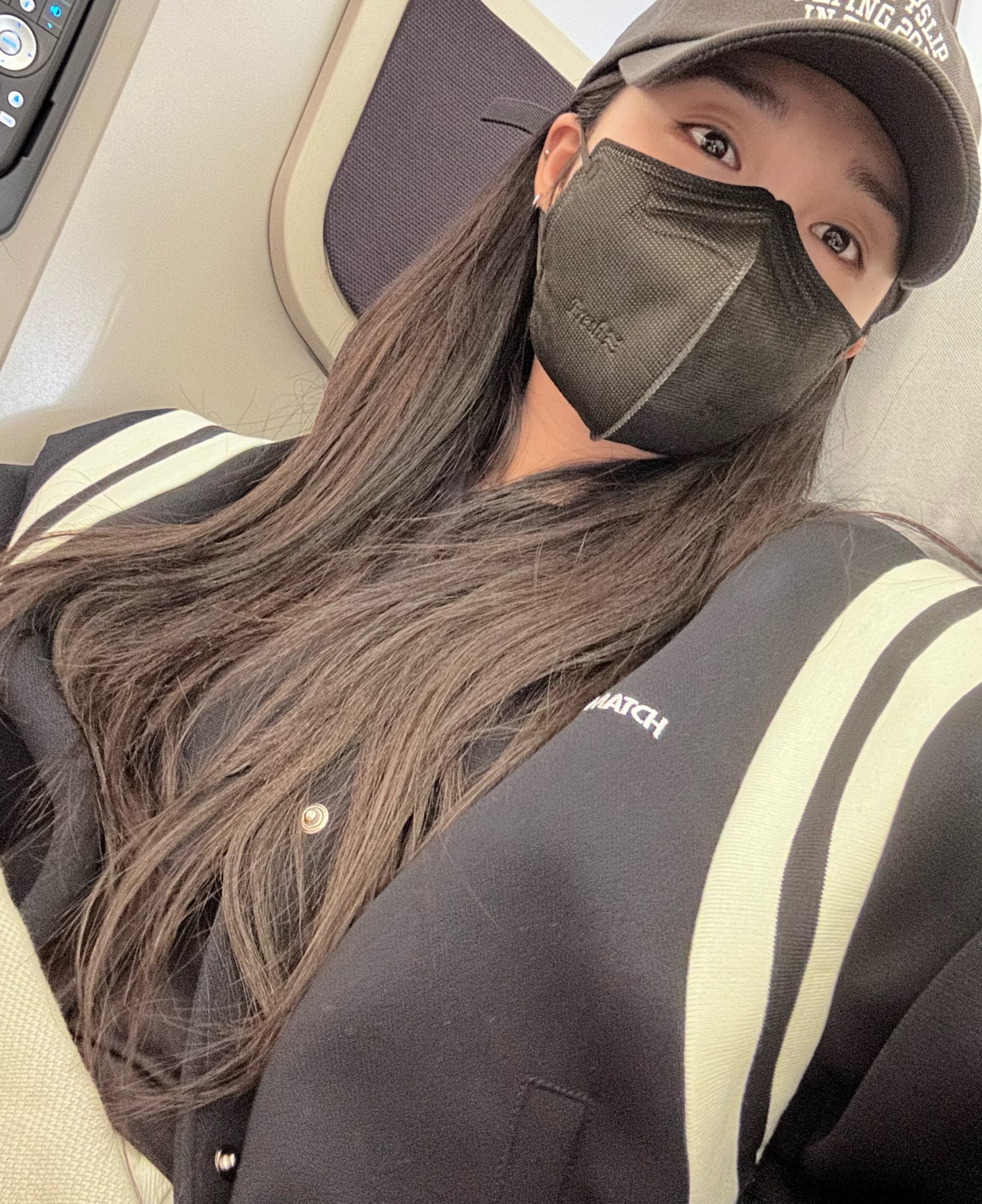 Apink 커뮤니티 포스트 잘 다녀올게🖤 홍콩에서 만날사람은 내일 만나 안녕🖤 나오늘 오랜만에 스케쥴 나오니까 카메라