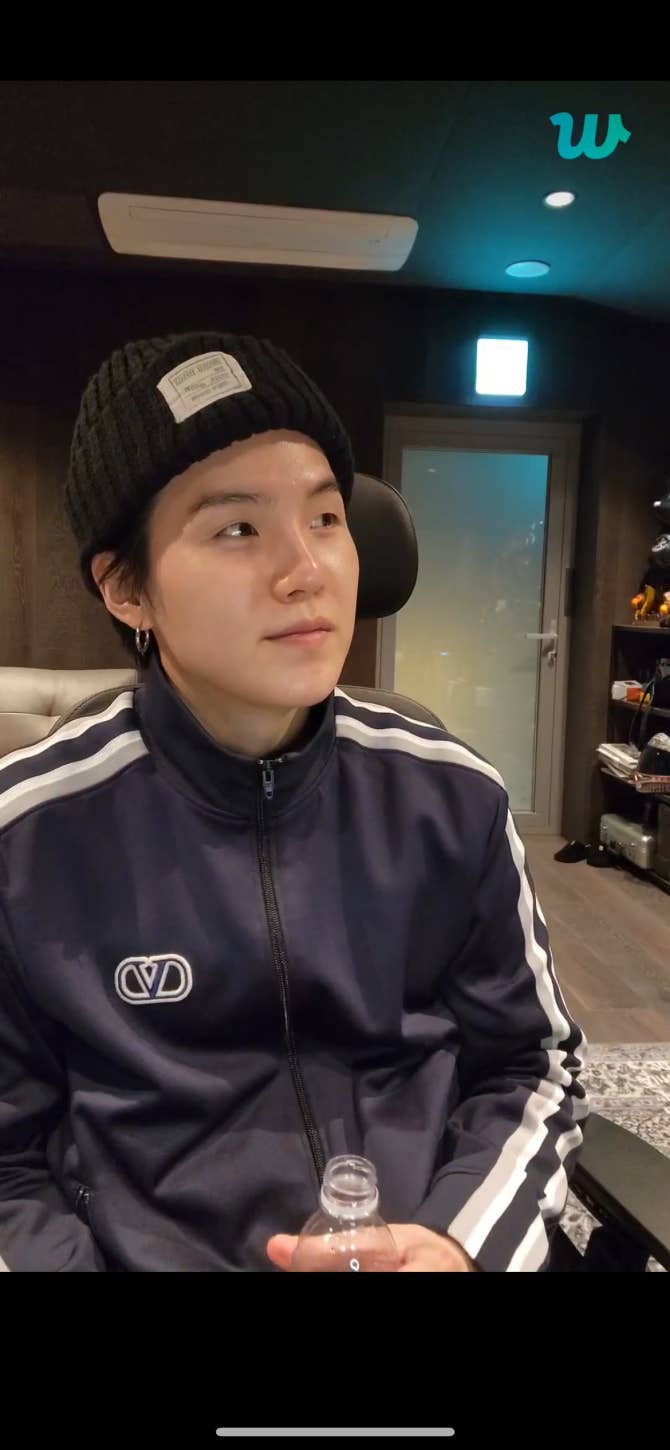 Bts 커뮤니티 포스트 윤기 씨♡ 계속 히죽히죽하고 귀여웠어요 💕🤭 오늘도 사랑해요💜 Tosuga
