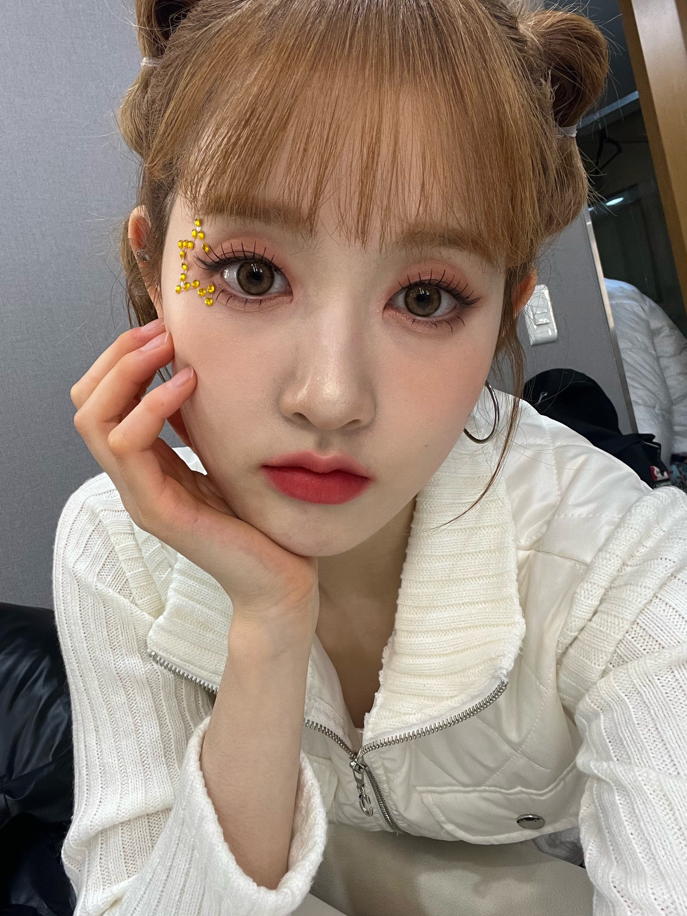 Staycコミュニティ投稿 첫 방 사진을 보면 궁금해지는 두번째 방송 😍 뮤직뱅크도 기대해줘용 스윗😘 오늘도 스테이씨
