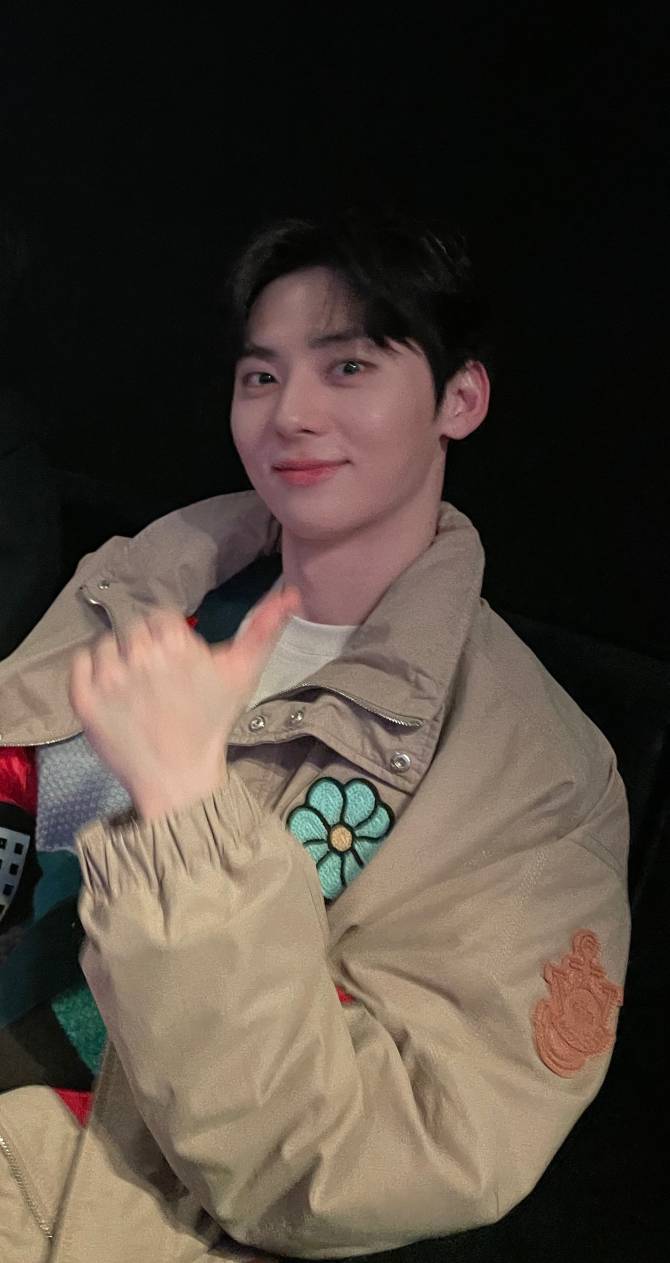 Hwang Min Hyun Community Post ํฉ๋๋ค๐งก ์ ๋์ฐฉํ์ต๋๋ค๐ Hwangminhyun