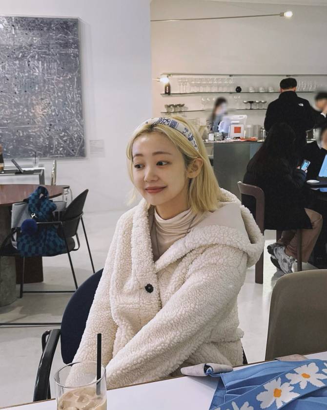Secret Number 커뮤니티 포스트 주말 잘보냈어요 이번주도 화이팅이얌🦭 今週もがんばろう🤍 레아