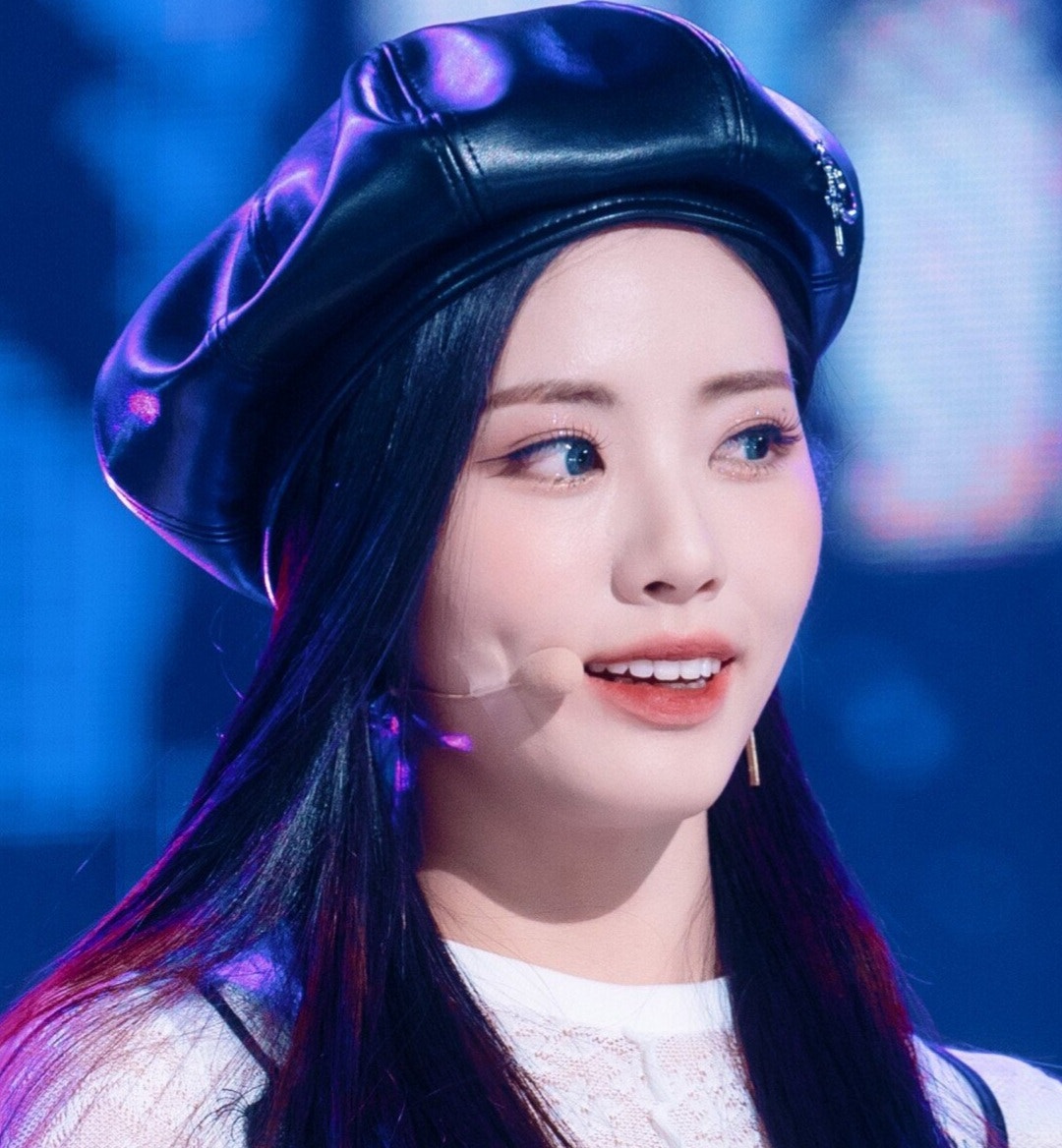 fromis_9 Community Post - '잠시라도 곁에 행복했던 기억들을 가슴에 간직할게요 두 눈에 수놓아진 저 별들처럼 ...