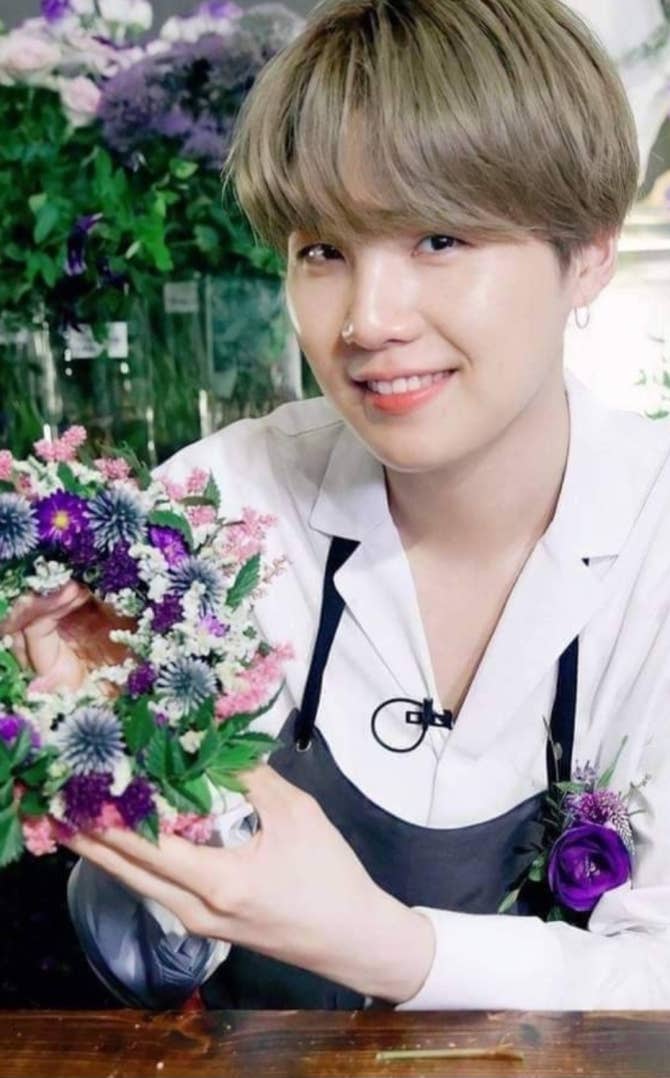 Bts Community Post 윤기의 생일을 축하해요 이 세상에 와줘서 너무 고맙고 우리 곁에 오래 오래 있어줘요