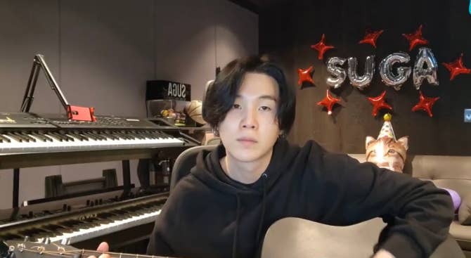 Bts Community Post 윤기 오빠 늦었지만 생일 축하해요💜🐱 오빠 생일을 잊어버렸어요ㅠㅠ 학교에서 오늘이 10