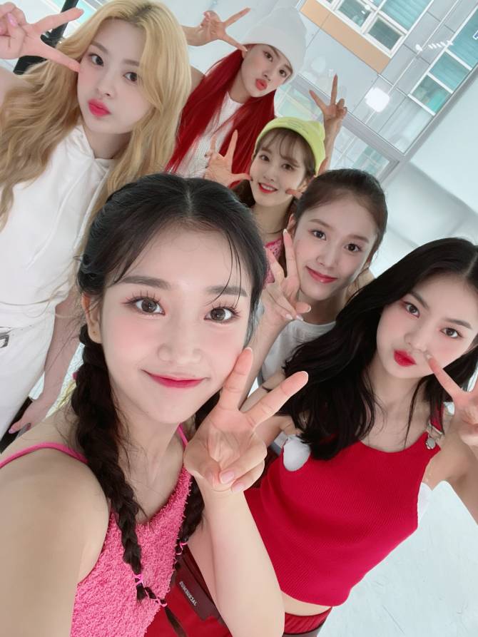 Stayc 커뮤니티 포스트 울 공듀 생축~~🫶💓 둘이 찍은 사진이 마니 옶네잉 우리 다같이 최고로 행복한 시간 보내요😗💓