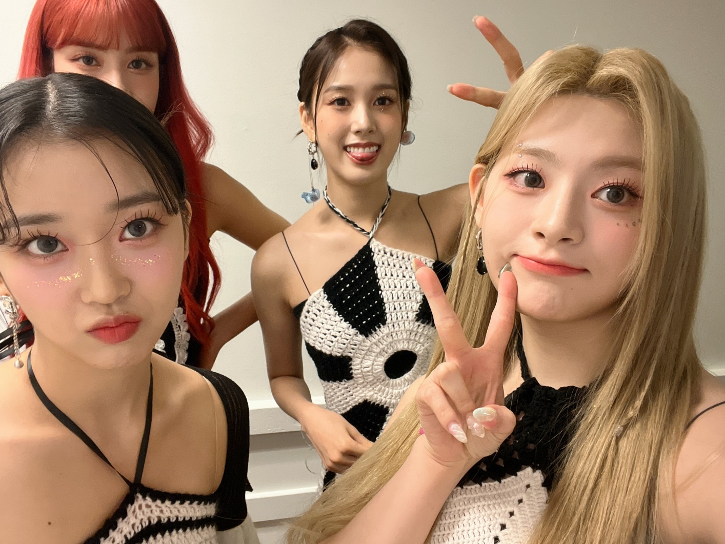 Stayc 커뮤니티 포스트 울 공듀 생축~~🫶💓 둘이 찍은 사진이 마니 옶네잉 우리 다같이 최고로 행복한 시간 보내요😗💓
