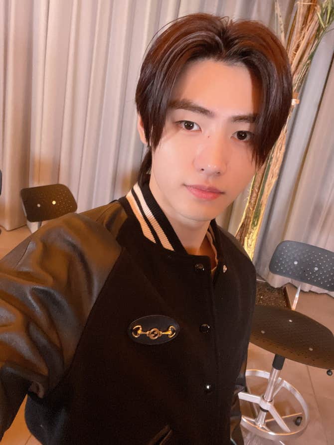 Enhypen 커뮤니티 포스트 성훈아🤍🤍 잘자요〜💤꿈에서 만났으면 좋겠다 ️ 성훈이 멋있다🥺 ️ 재미있는 사진도 기다리고