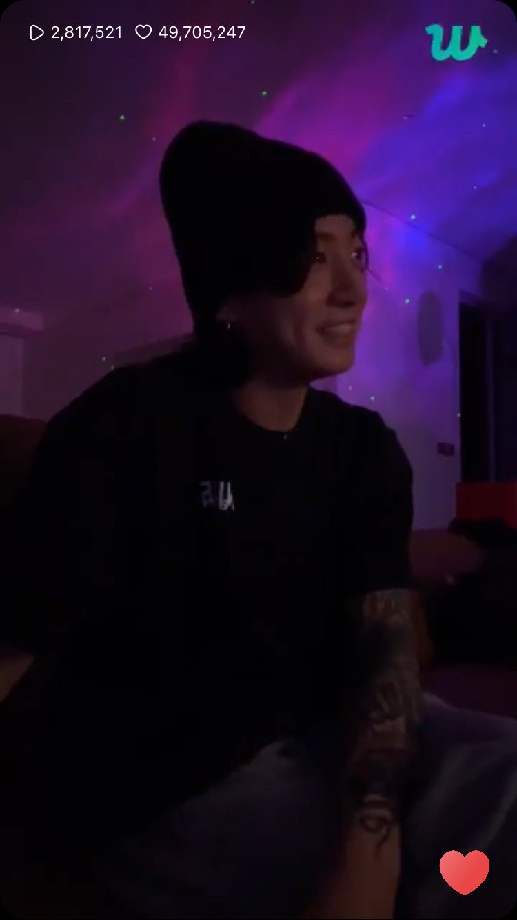 BTS Community Post - un momento lindo y divertido con nuestro hermoso Jk🐰, excelente live🤗🥰💜💜💜🫶🏻👏👏👏
