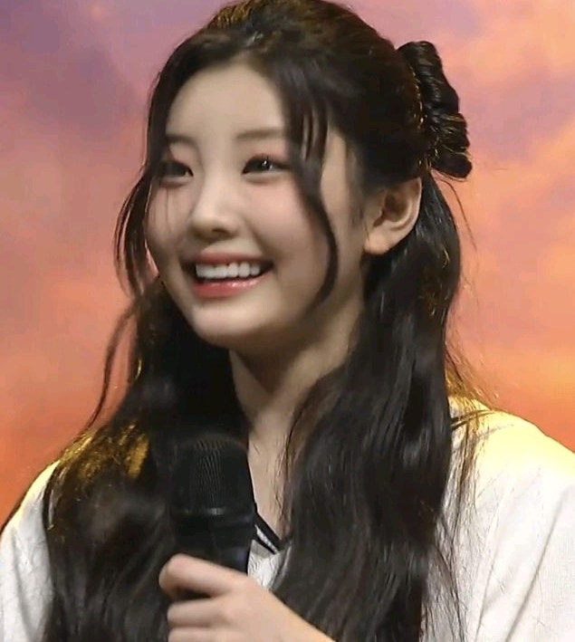 ILLIT Community Post - the most precious and pure smile in the world 🤍