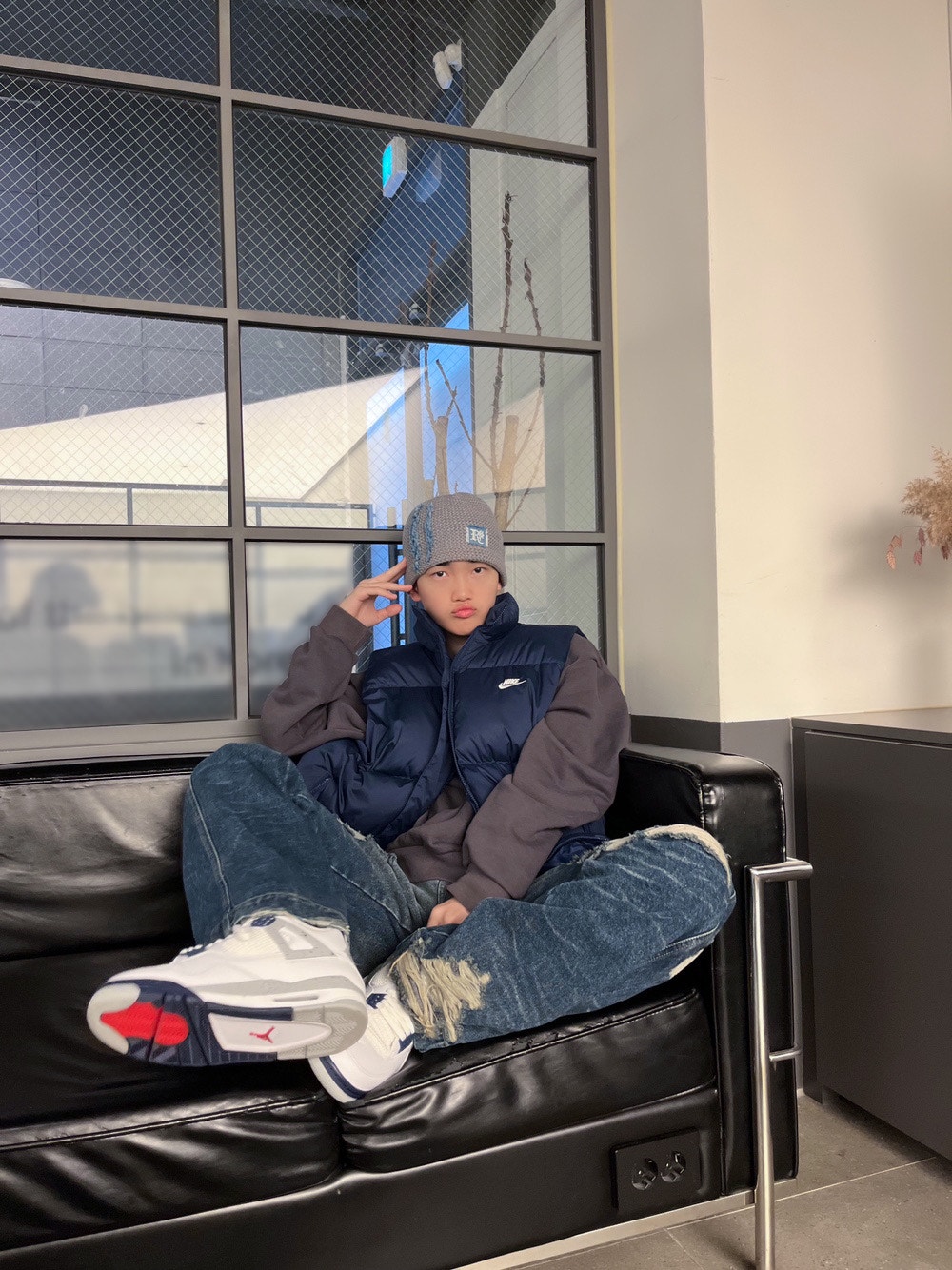 Atbo Community Posts 여기는 소파가 천국이야☁️🩶🤎🤍 Kimyeonkyu
